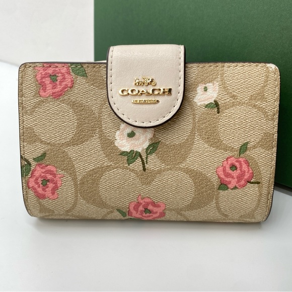 Coach | Bags | Nwt Coach Outlet Medium Corner Zip Wallet In Signature ...